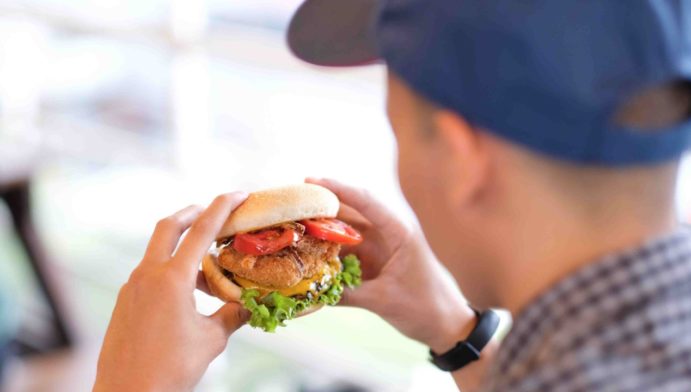 Comiendo hamburguesa - Cucinare