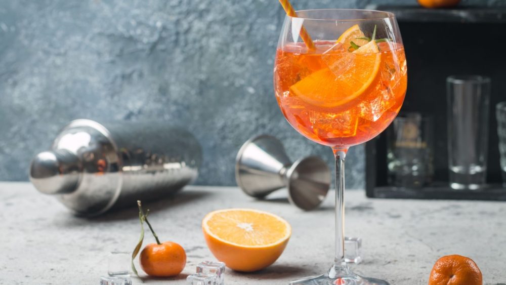 Historia del spritz, el aperitivo italiano que nunca pasó de moda ...