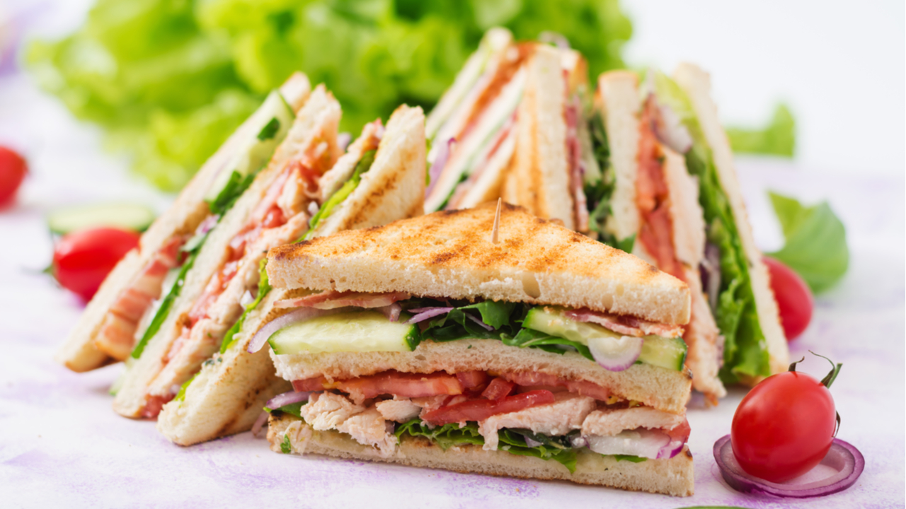 Sándwich club, un clásico de varios pisos - Cucinare