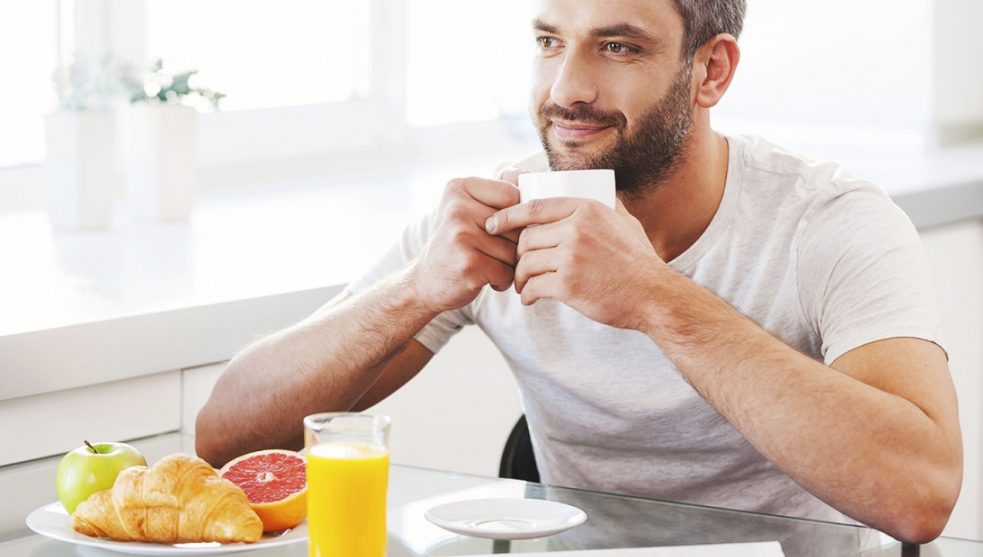 Hombre desayunando - Cucinare