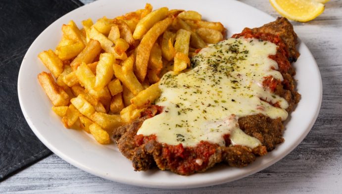 Milanesa napolitana con papas fritas - Cucinare
