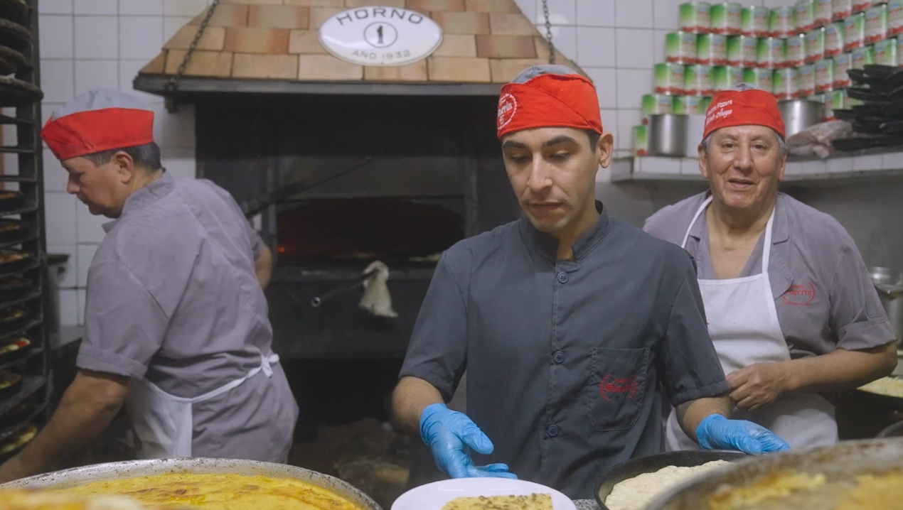 La historia de la mítica pizzería Güerrín y su horno que lleva más de ...