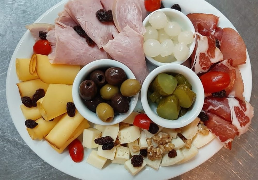 Picadas: 7 opciones que van de los fiambres clásicos, quesos especiales ...