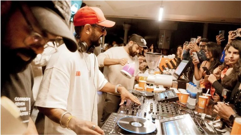 La moda de las coffee raves llegó a Buenos Aires: bailar de mañana, con café de especialidad y ...